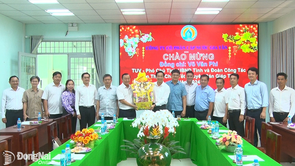 Phó chủ tịch UBND tỉnh Võ Văn Phi thăm, chúc Tết tại Công ty CP Cấp ...